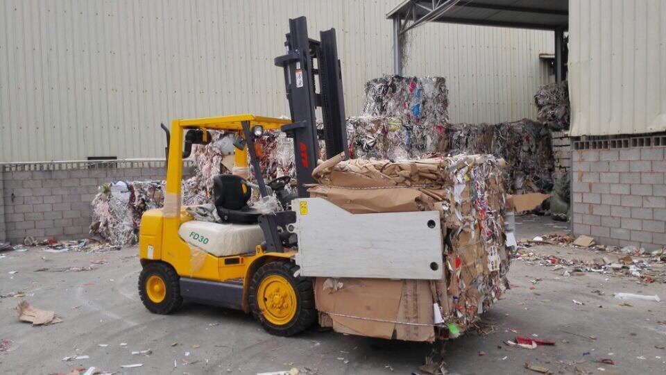 Forklift bale clamps